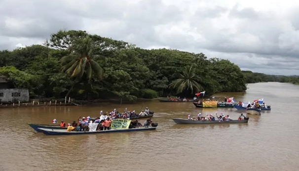 Campesinos de Río Indio protestan en canoas contra nuevo embalse para ...