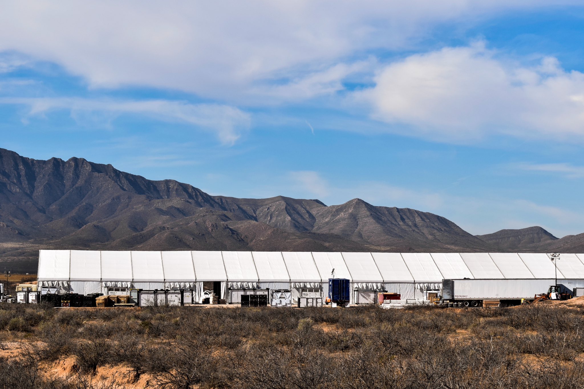 Instalan una carpa gigante en la frontera con México a la espera de un ...