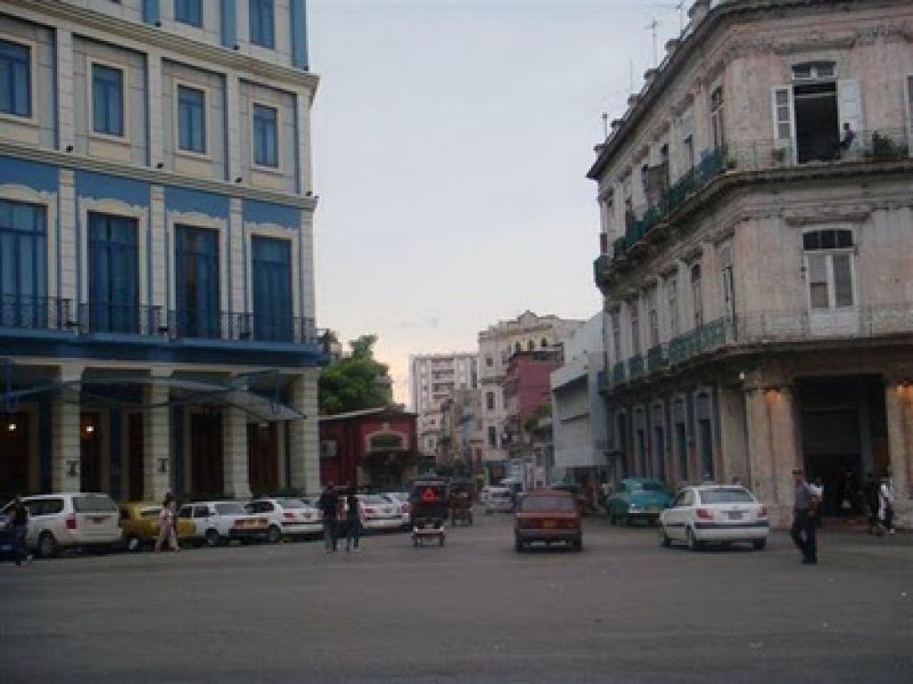 PRADO & NEPTUNO, THE STREET CORNER OF A FAMOUS CHA CHA CHA | Cuba Si