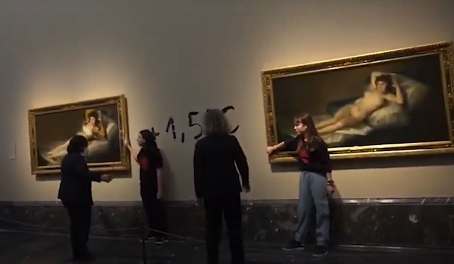 Dos activistas se pegan a 'La maja desnuda' y a 'La maja vestida' del ...